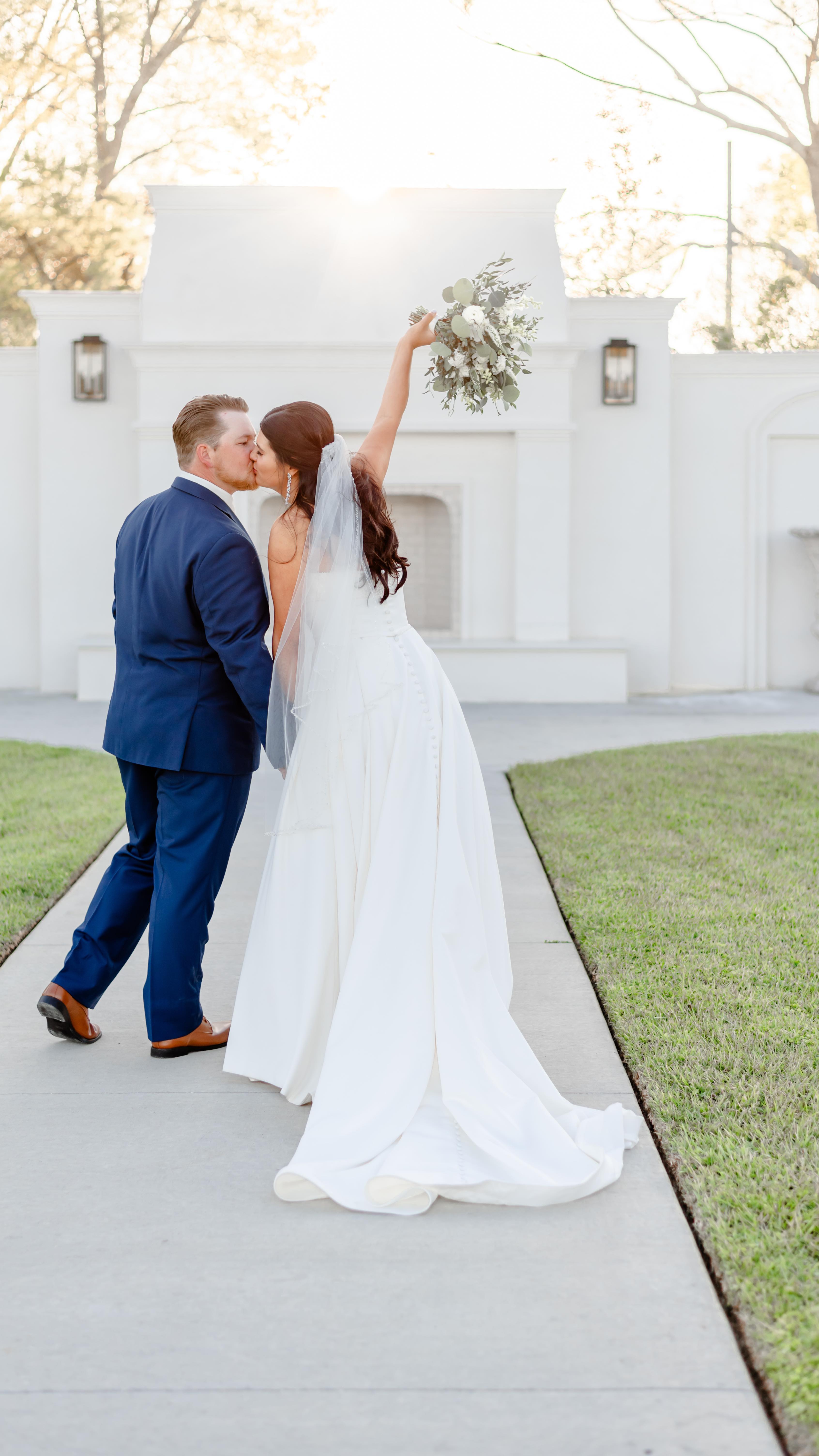 Contact - Dee Womack